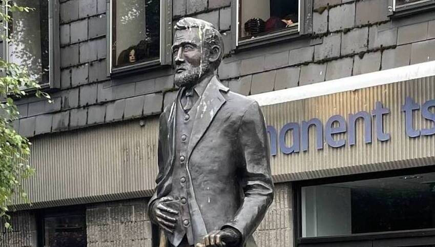 No sign of repairs to damaged Naas statue - News - Kildare Nationalist